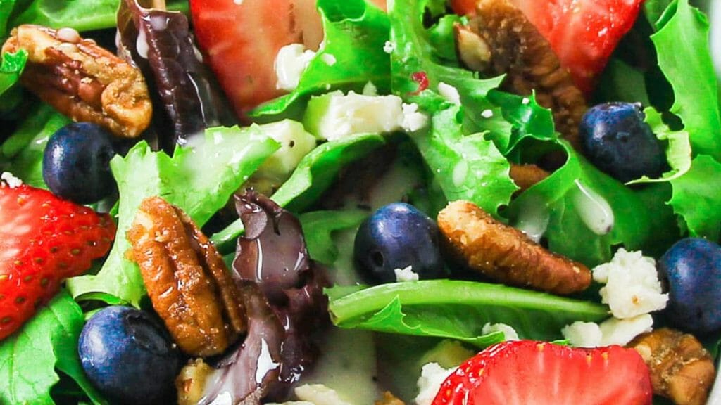 Salade aux Fraises, Feta et Épinards - Fanatique de la Cuisine ...