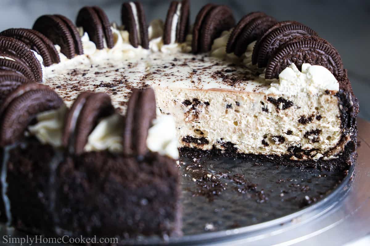 Simple Oreo Cheesecake (VIDEO) - feastfulcuisine.com